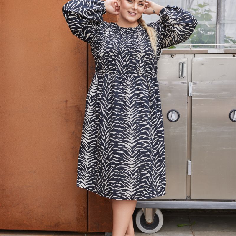 Smuk zebrakjole fra No. 1 By Ox – smigrende pasform med smock